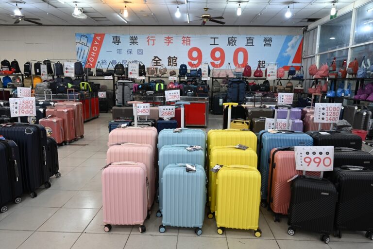 高雄楠梓行李箱包包特賣會。JOHOYA禾雅行動館 最低$990起、Eminent 萬國行李箱6折、Kinloch 英國Anderson 金安德森 5折起、roberto mocali 淑女包 ...