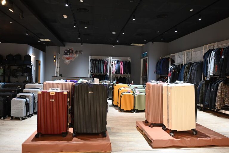 2023行李箱推薦。JOHOYA禾雅行動館 夢時代2樓 最低$990起、FILA行李箱限量、Kinloch Anderson 金安德森 潮流休閒包、電腦包、roberto mocali 淑女包 ...