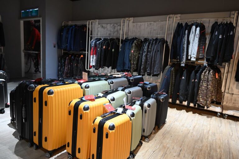 2023行李箱推薦。JOHOYA禾雅行動館 夢時代2樓 最低$990起、FILA行李箱限量、Kinloch Anderson 金安德森 潮流休閒包、電腦包、roberto mocali 淑女包 ...