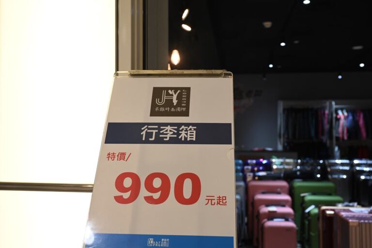 2023行李箱推薦。JOHOYA禾雅行動館 夢時代2樓 最低$990起、FILA行李箱限量、Kinloch Anderson 金安德森 潮流休閒包、電腦包、roberto mocali 淑女包 ...