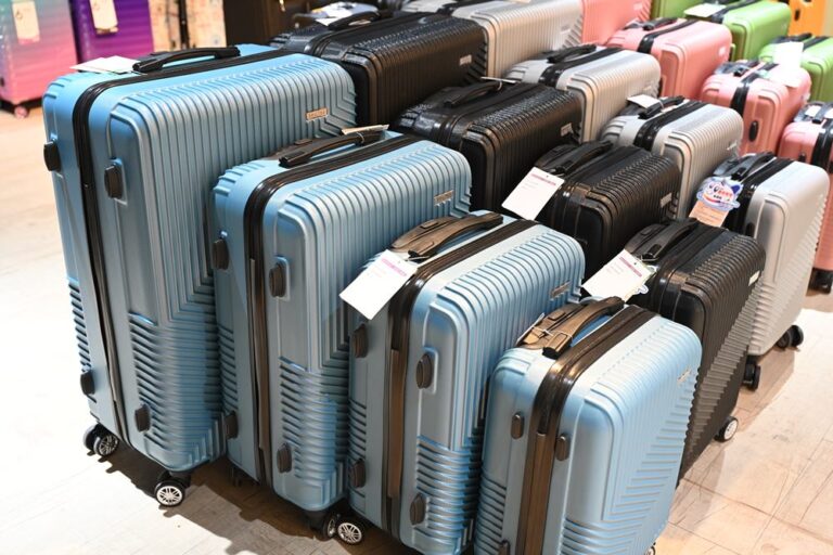 2023行李箱推薦。JOHOYA禾雅行動館 夢時代2樓 最低$990起、FILA行李箱限量、Kinloch Anderson 金安德森 潮流休閒包、電腦包、roberto mocali 淑女包 ...