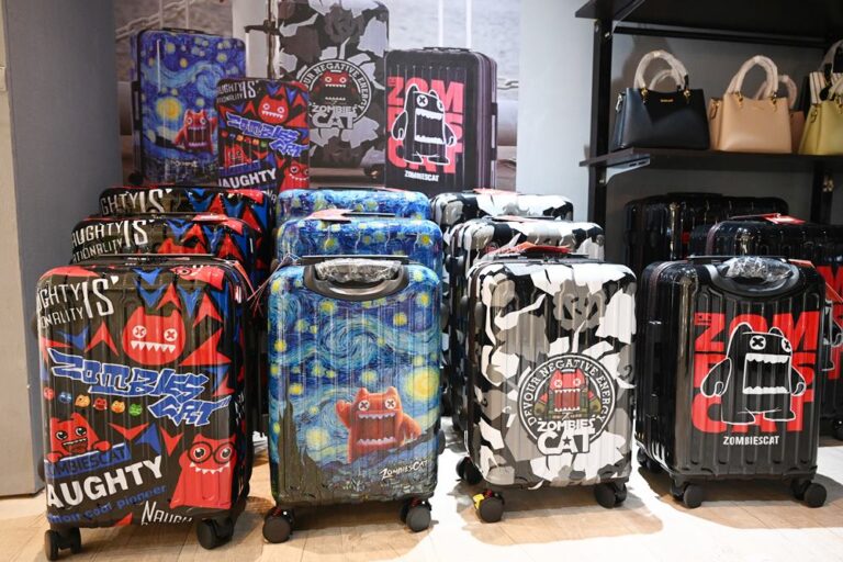 2023行李箱推薦。JOHOYA禾雅行動館 夢時代2樓 最低$990起、FILA行李箱限量、Kinloch Anderson 金安德森 潮流休閒包、電腦包、roberto mocali 淑女包 ...